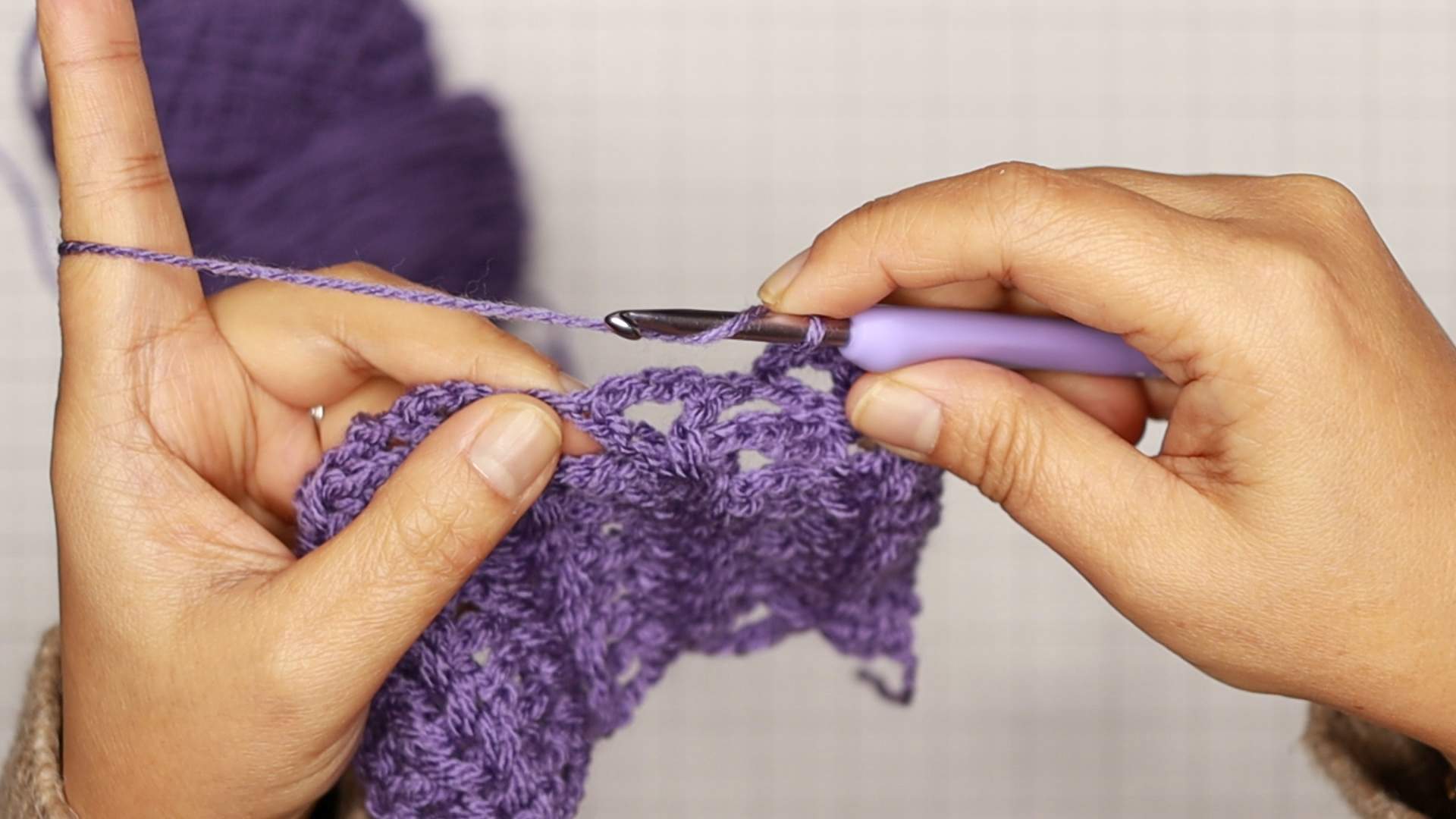 Knife grip vs pen grip in crochet: which way should you hold your hook?
